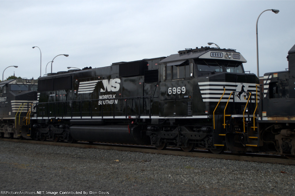 NS SD60E 6969 trails on 10A